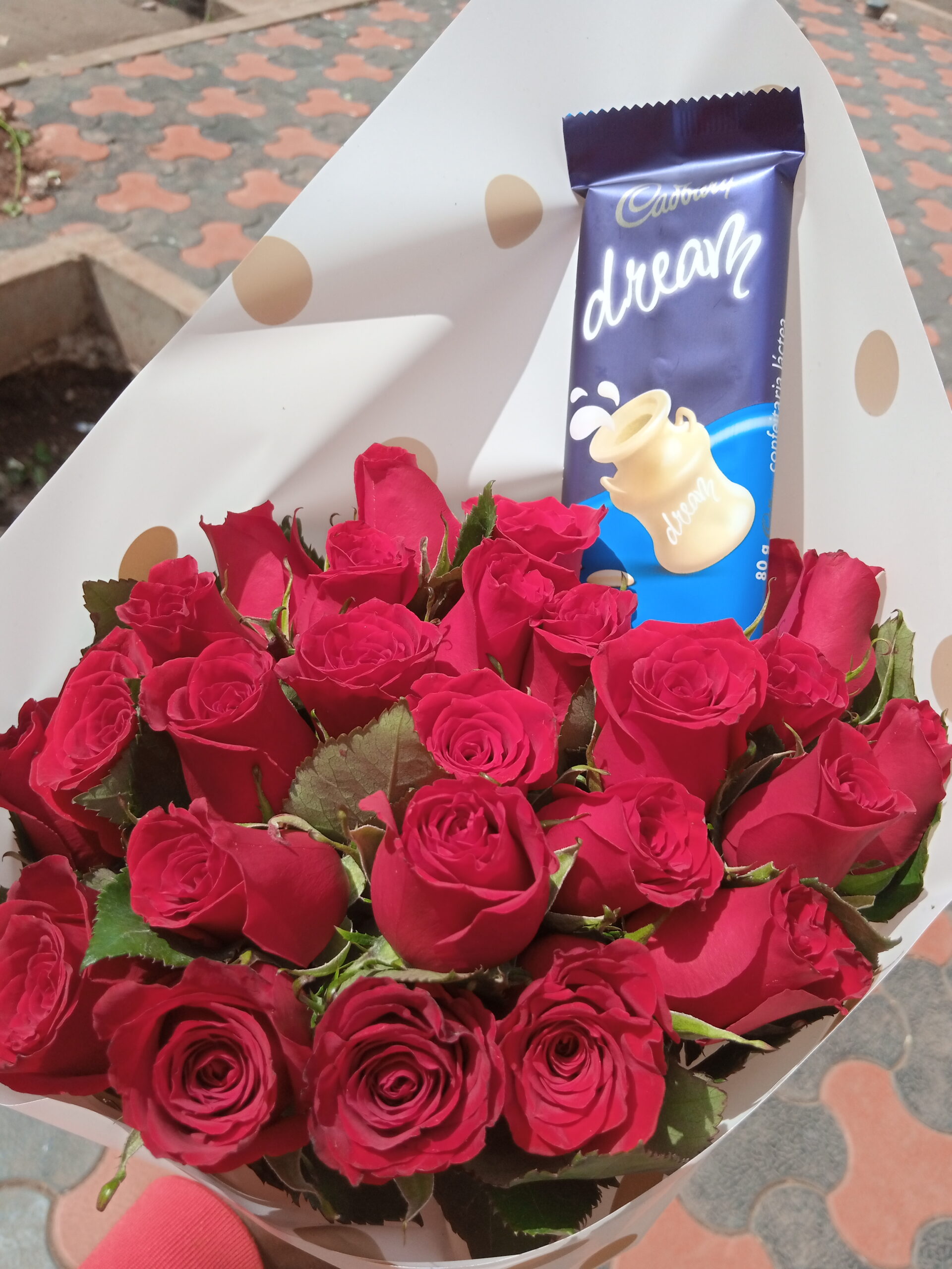 20 RED ROSES WITH CHOCOLATE – Fresh Flowers Kenya